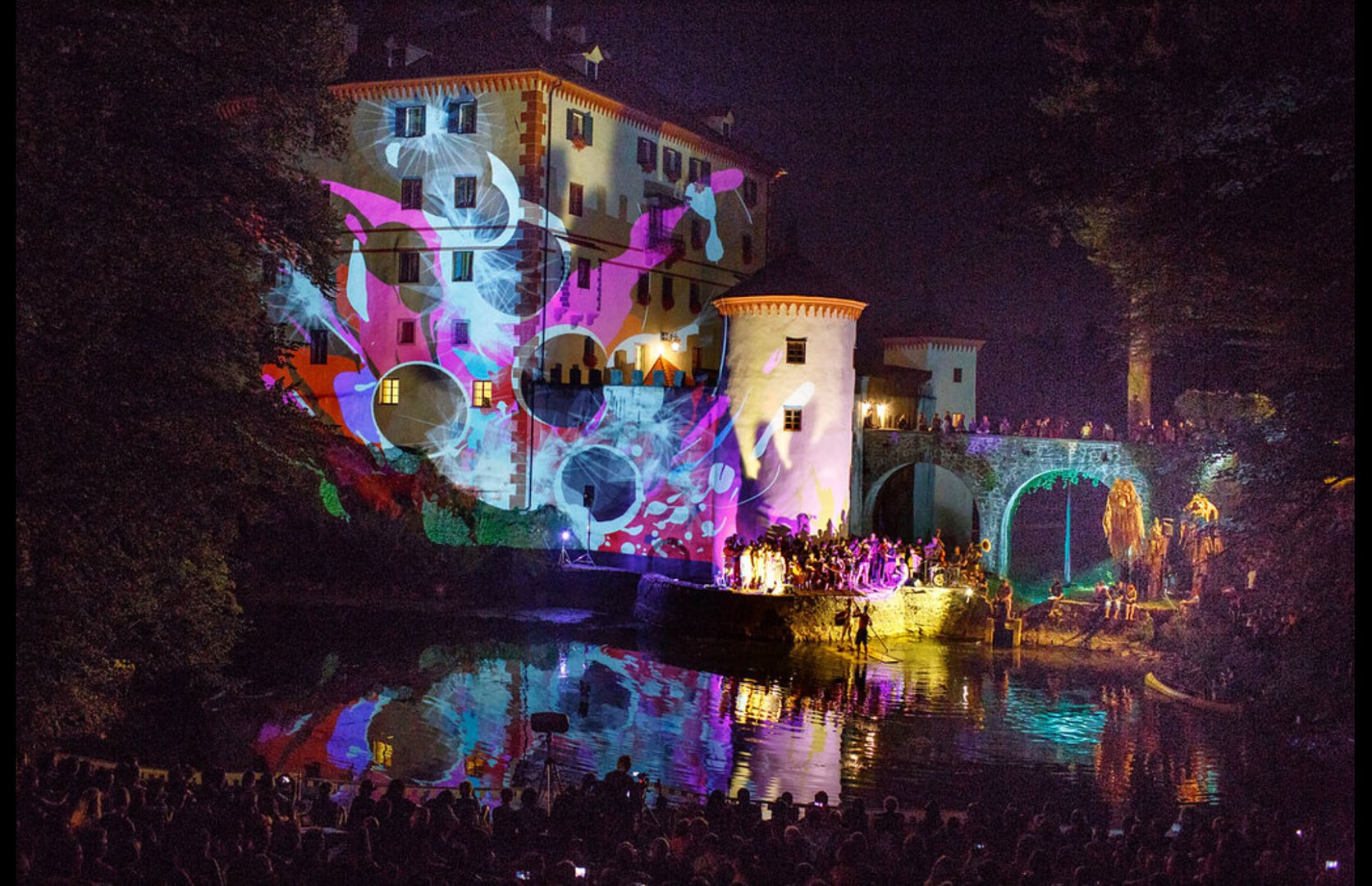 Floating Castle (Plavajoči grad) v znamenju Zofijinega sveta ...