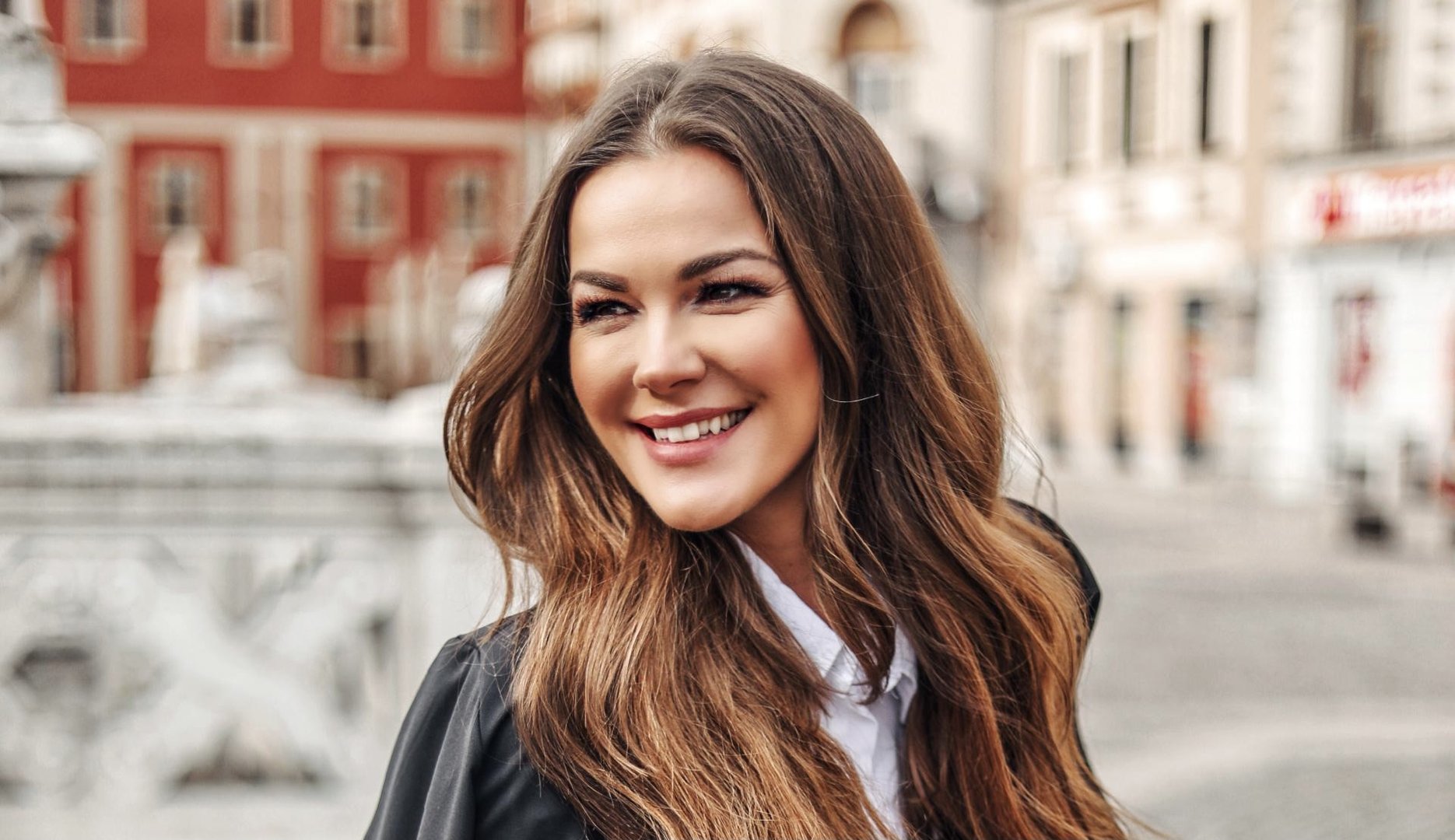 Rebeka Dremelj ima zelo postavnega moža: takole ji je ukradel poljub ...