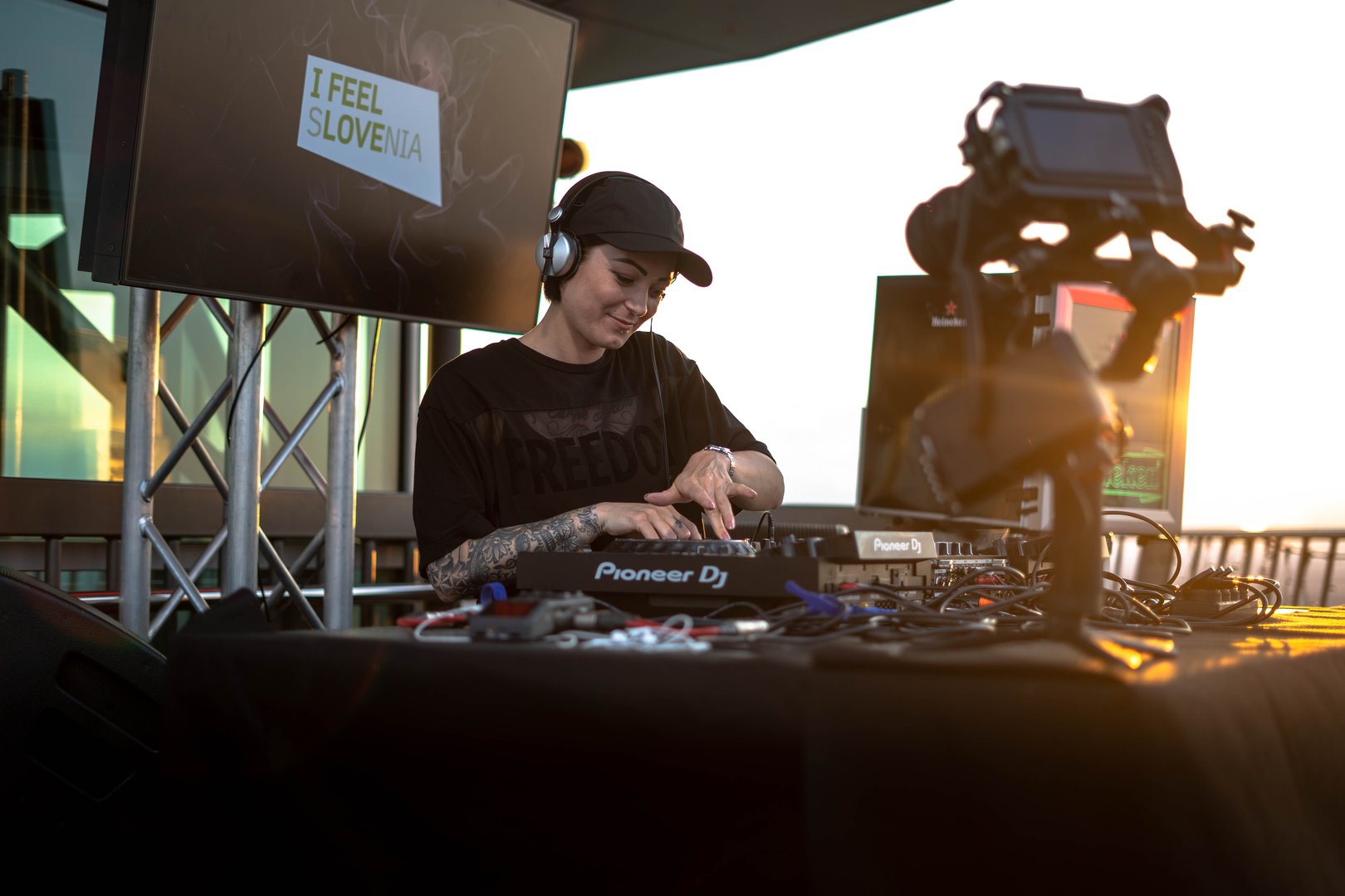 Tea Vučkovič zamajala razgledni stolp Vinarium - Metropolitan.si