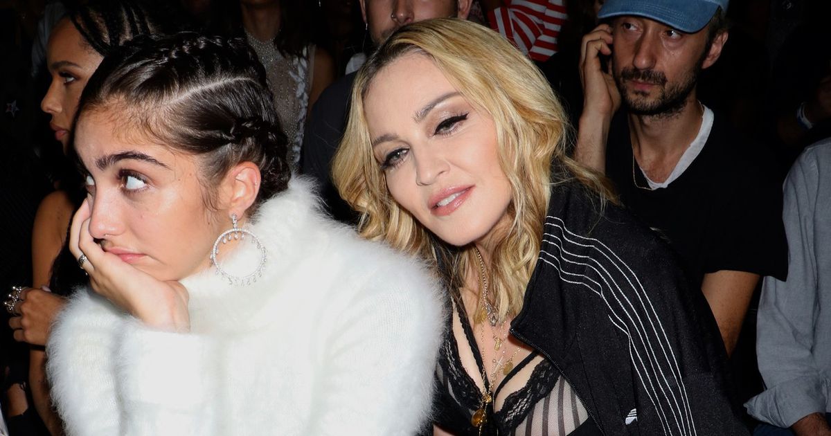 Madonno kritiki označili za 'obupano', ker se je računalniško dodala v ...