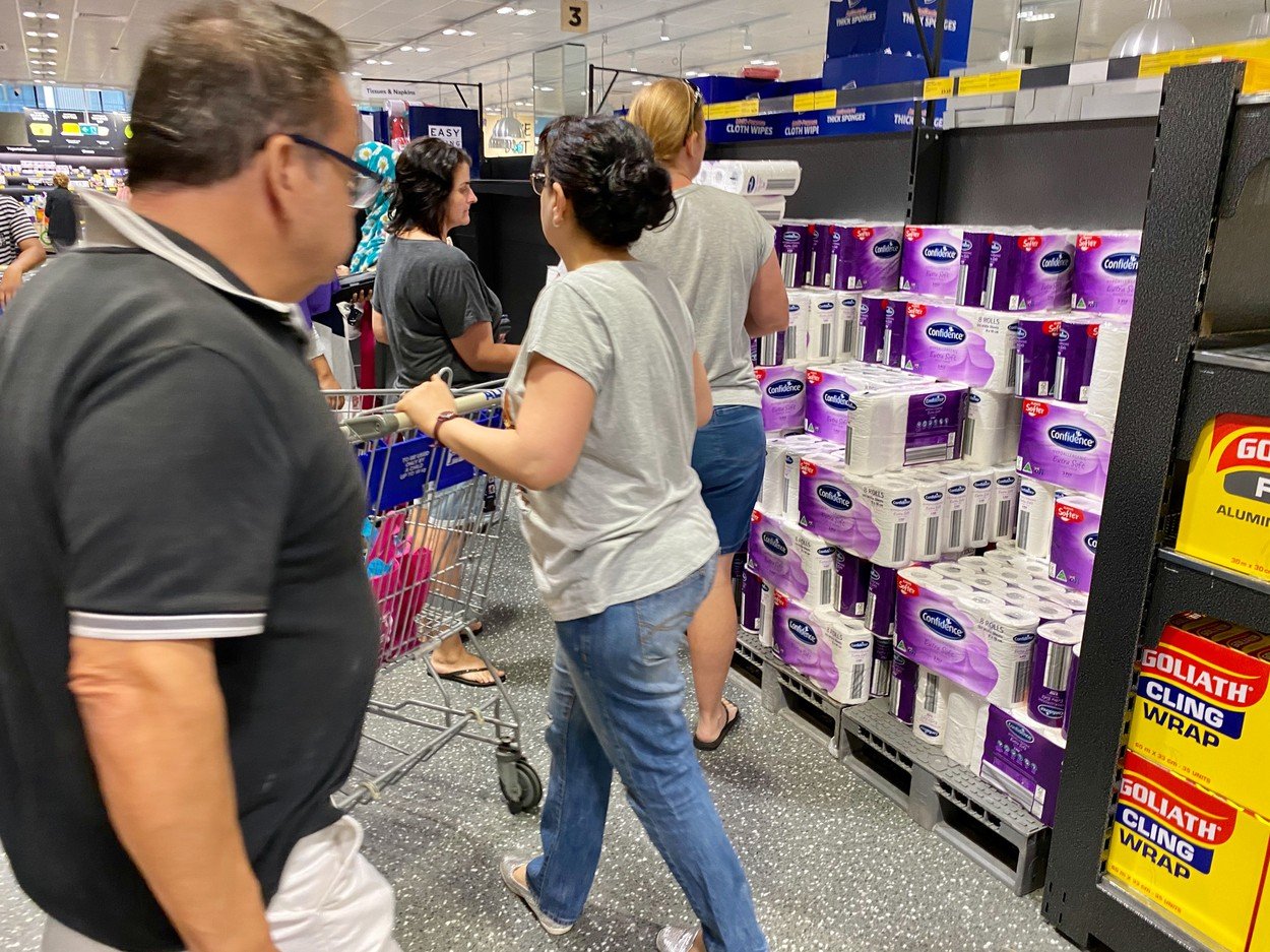 Poslovodja razloži, zakaj na blagajnah v Hoferju tako hitro skenirajo ...