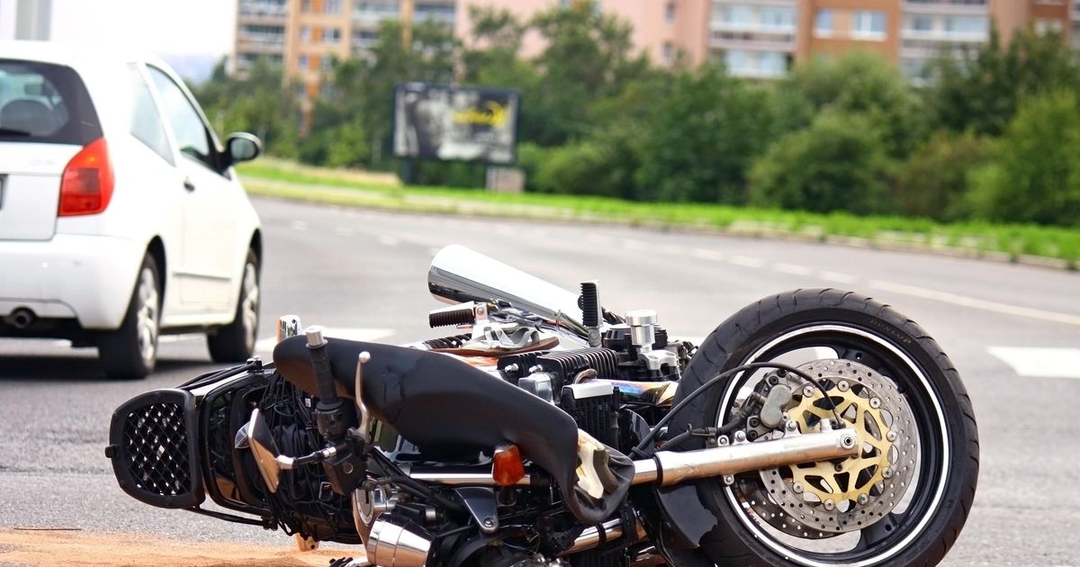 Trčenje avta in motorja je bilo za 35-letnika usodno - Metropolitan.si