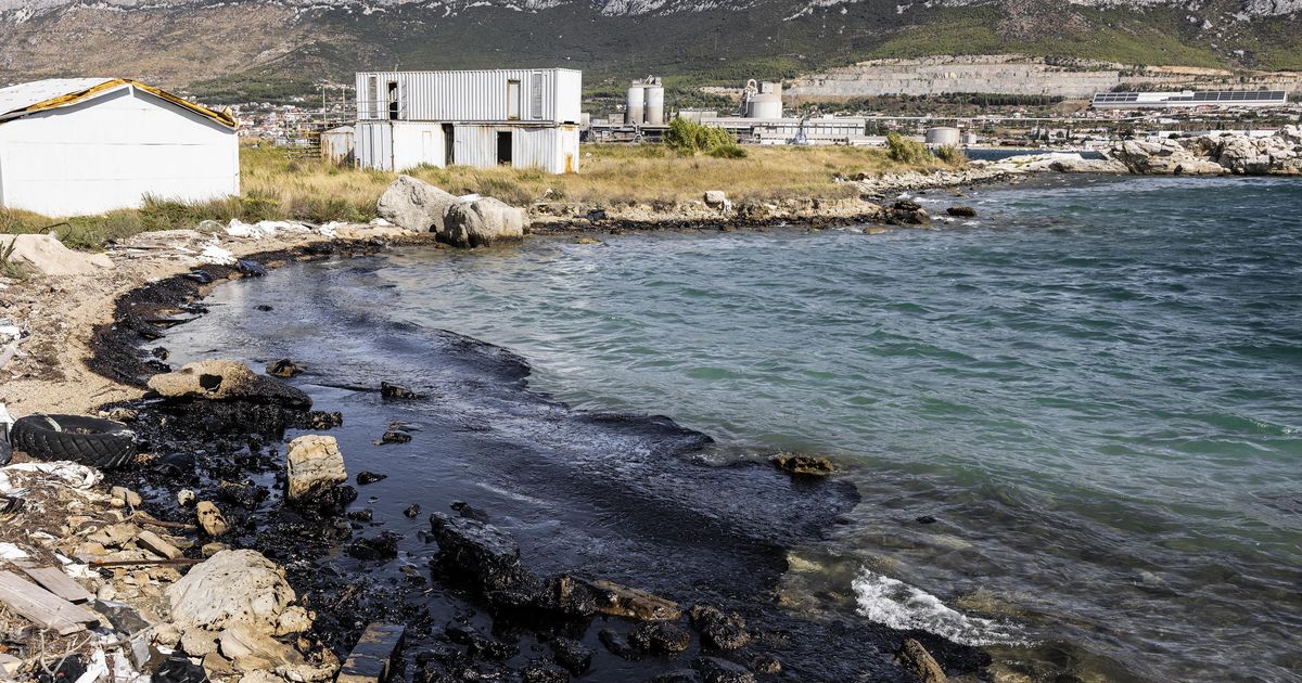 Nevarna snov preplavila morje, pristojni v resnih skrbeh - Svet ...