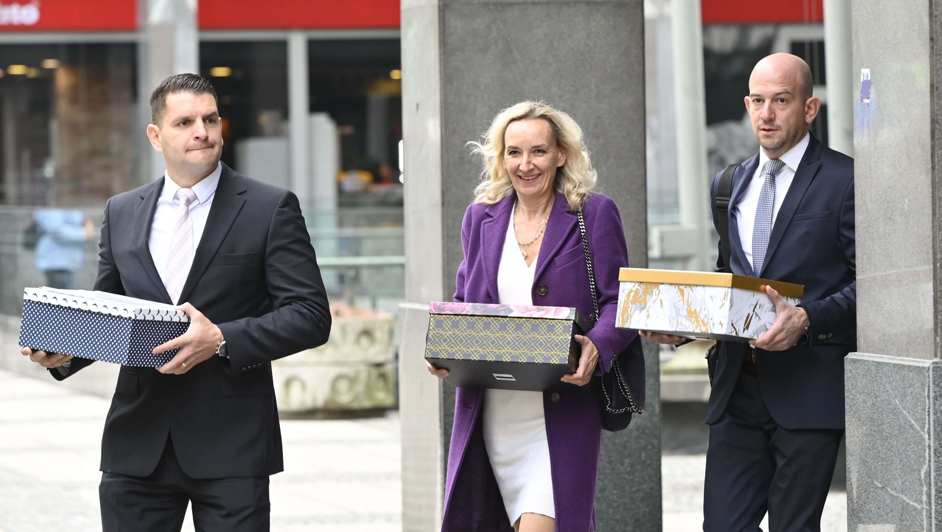 V predsedniško bitko uradno vstopa še osma kandidatka. Bo do polnoči še ...