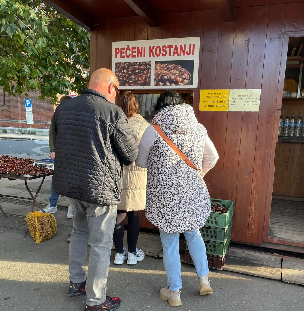 V mestih že diši po pečenem kostanju: za koliko so letošnje merice ...