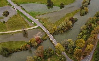 FOTO: Poglejte, kako se je polje spremenilo v jezero, ki privabi ...
