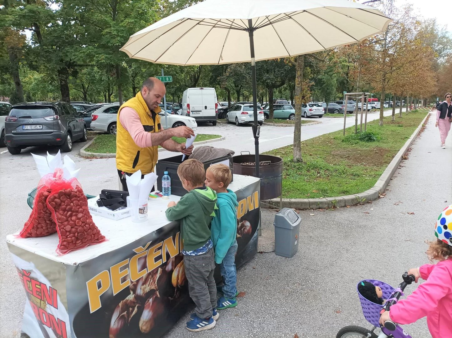V mestih že diši po pečenem kostanju: za koliko so letošnje merice ...