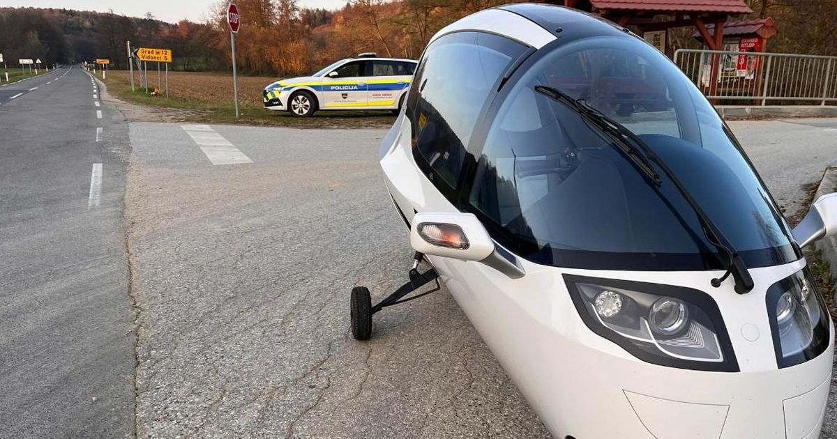 Nenavaden prizor na slovenskih cestah: policiste presenetilo vozilo "kot iz vesolja ...