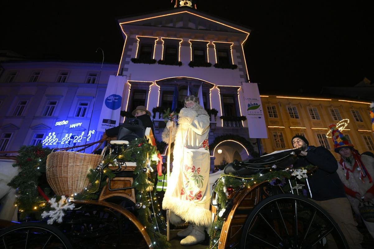 Dedek Mraz je že prispel v Ljubljano in pozdravil otroke - Metropolitan.si