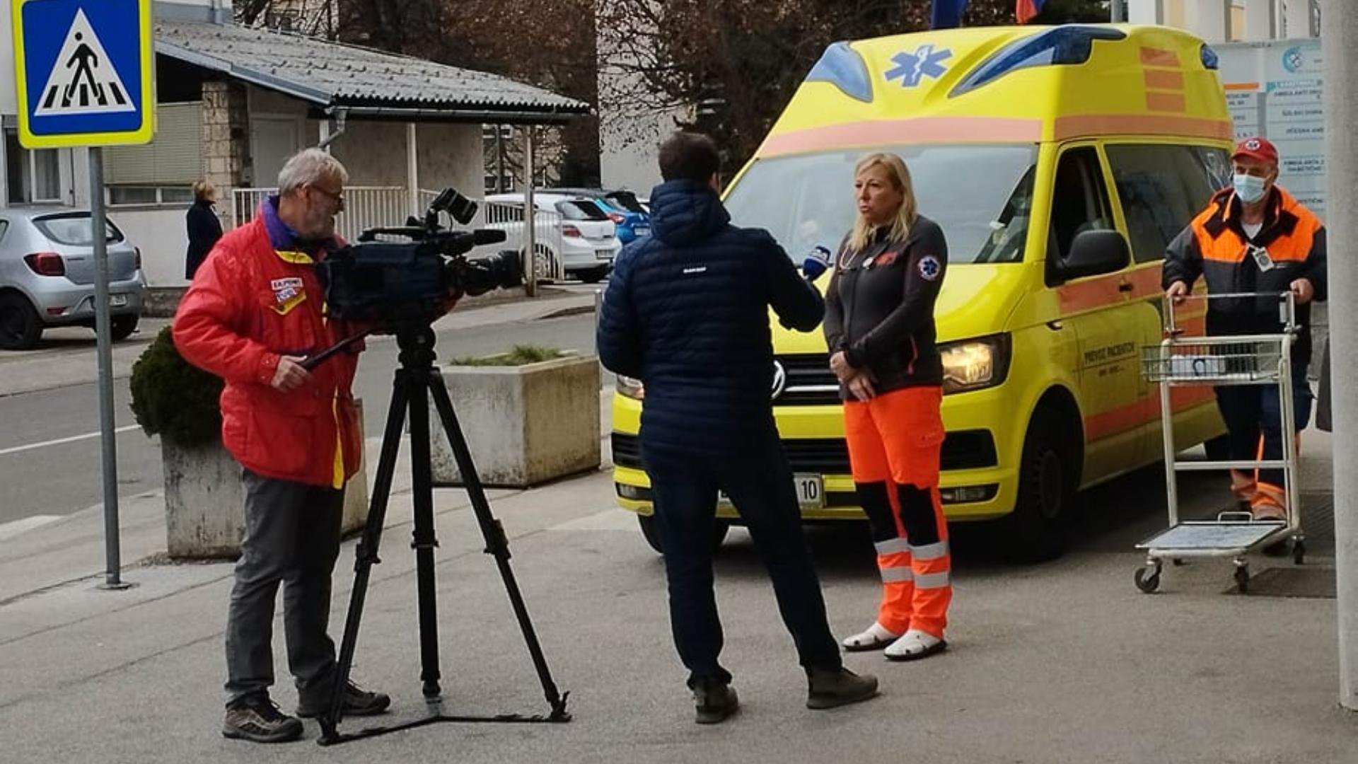 "Direktorica zdravstvenega doma pred kamerami dajala izjavo o čakalnih vrstah, v čakalnici pa ...