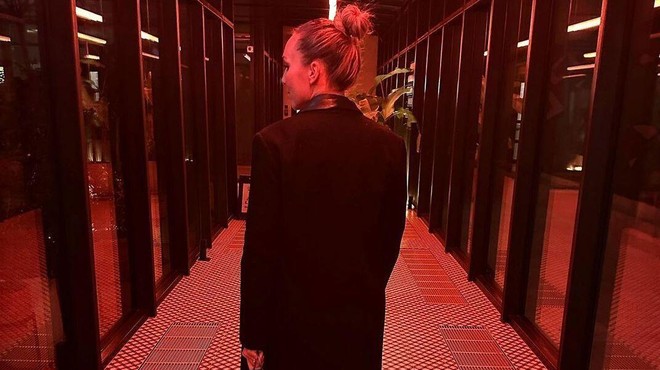 Znana Slovenka zapustila svojega slavnega moža in sama odpotovala v ...