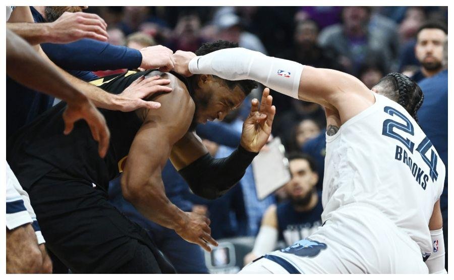 Na tekmi lige NBA najprej udarec v mednožje, nato so zapele pesti ...