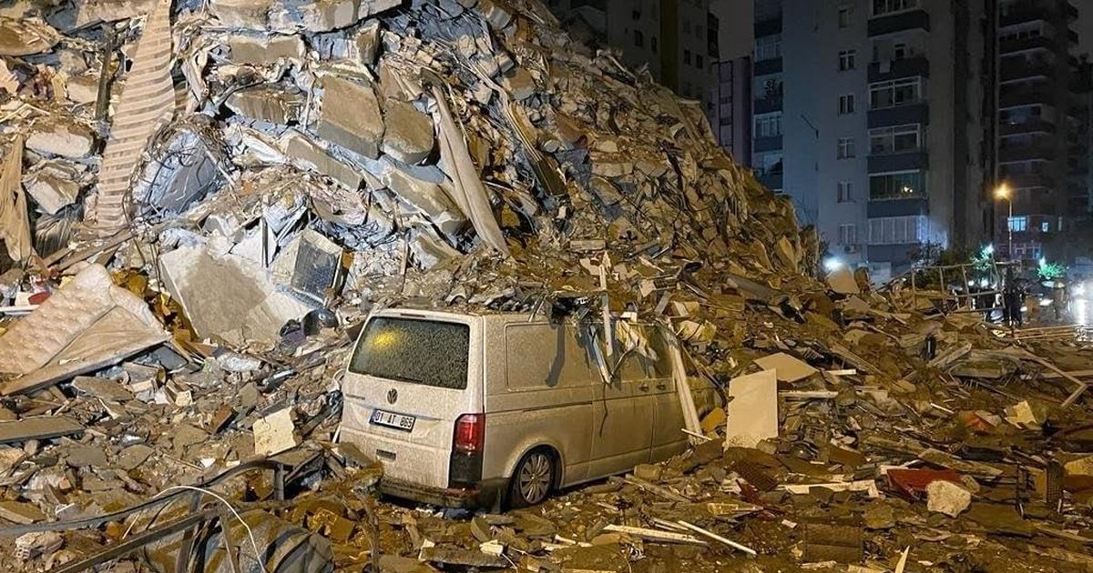 Močan potres v Turčiji terjal življenja več kot tisoč ljudi ...