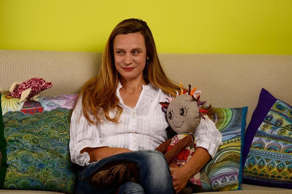 Metka Kuhar: "Obstaja travma. Obstajajo pa tudi blažilci travme. Otroku ...