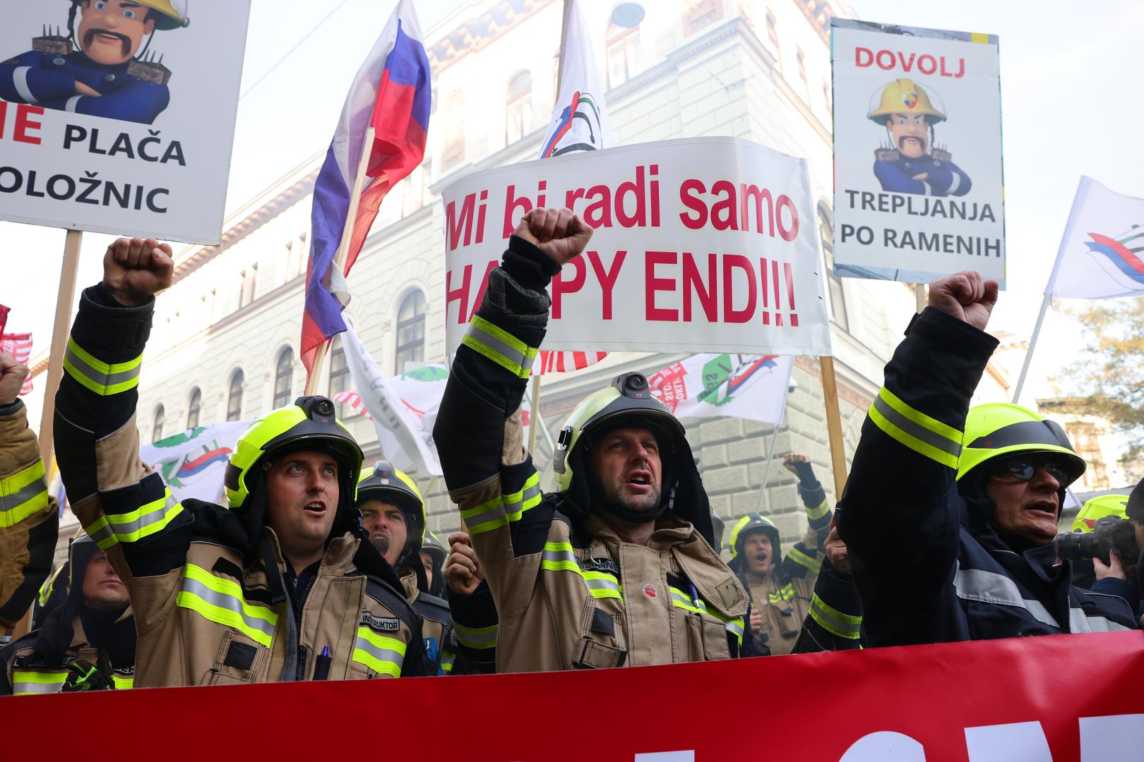 "Za ljudi smo junaki, za vas smo bedaki," so jasni razjarjeni gasilci ...