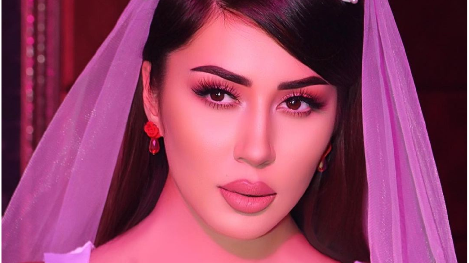 Simpatična pevka močno razjezila vlado: sporne so bile tudi visoke pete - Metropolitan.si