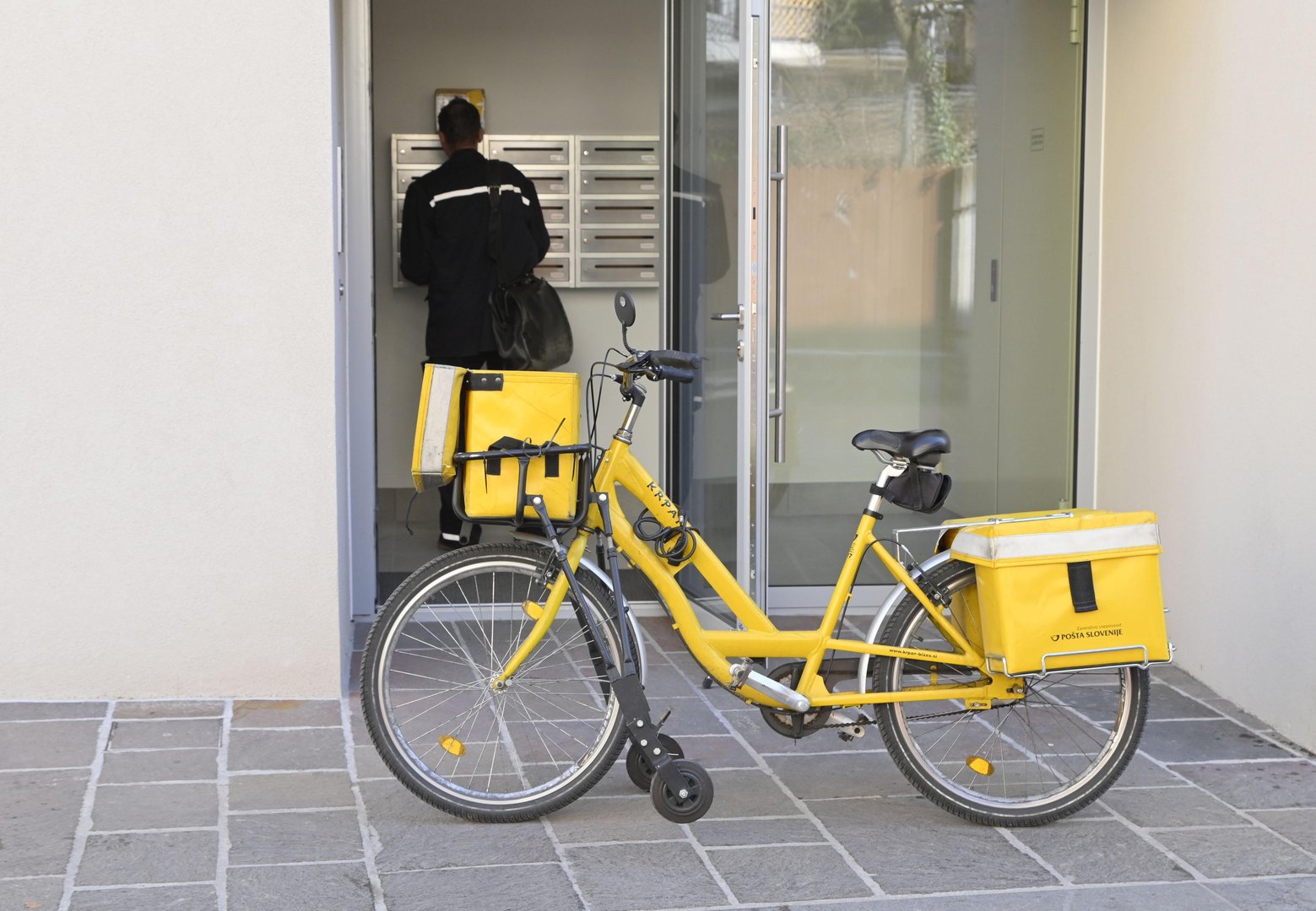 Preverjamo: kje konča vaša pošiljka, če je ne prevzamete na pošti ...