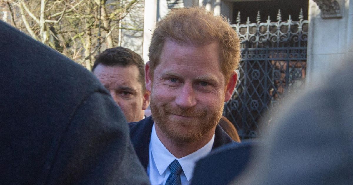 FOTO: Princ Harry se je nepričakovano pojavil na londonskem sodišču ...