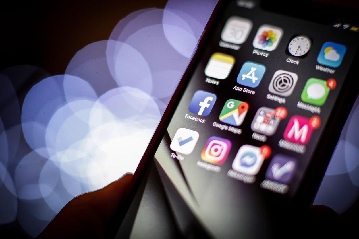 Po 12 letih sprememba na vrhu najbolj priljubljenih mobilnih telefonov ...