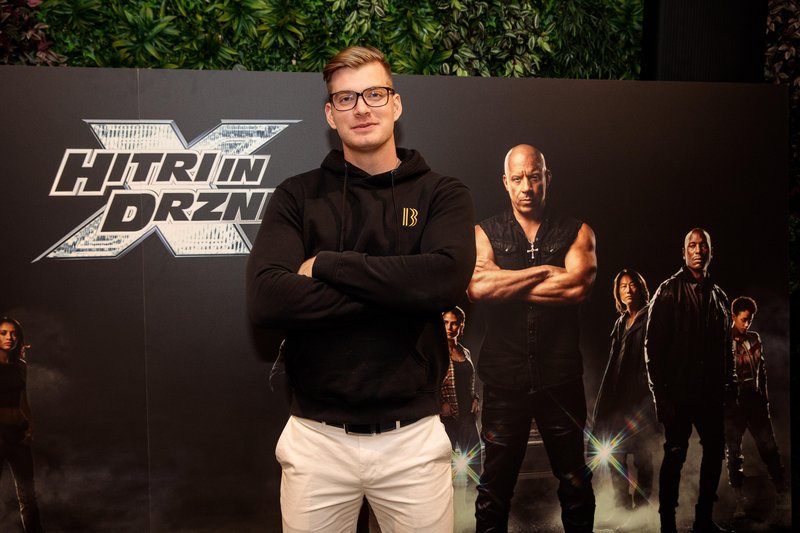 Sanjski Blaž ujet z novim dekletom, kdo je dolgonoga rjavolaska? (FOTO ...