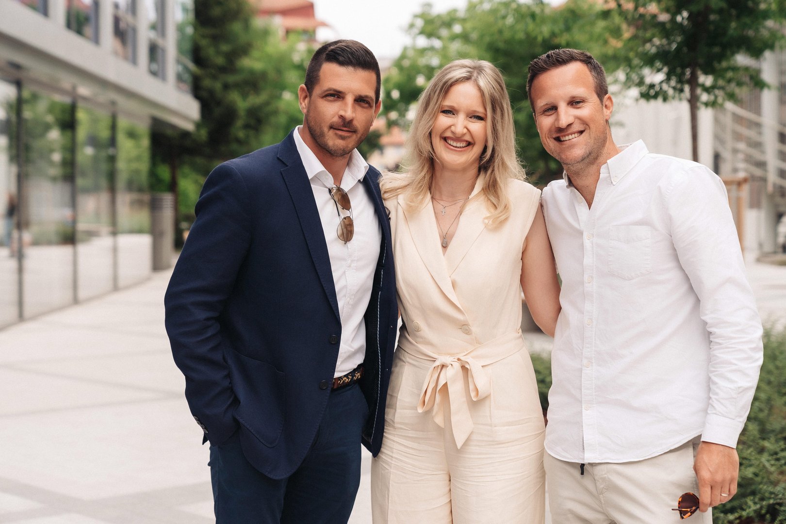 Belo-zlata zabava ob bazenu s spektakularnim razgledom z znanimi obrazi ...