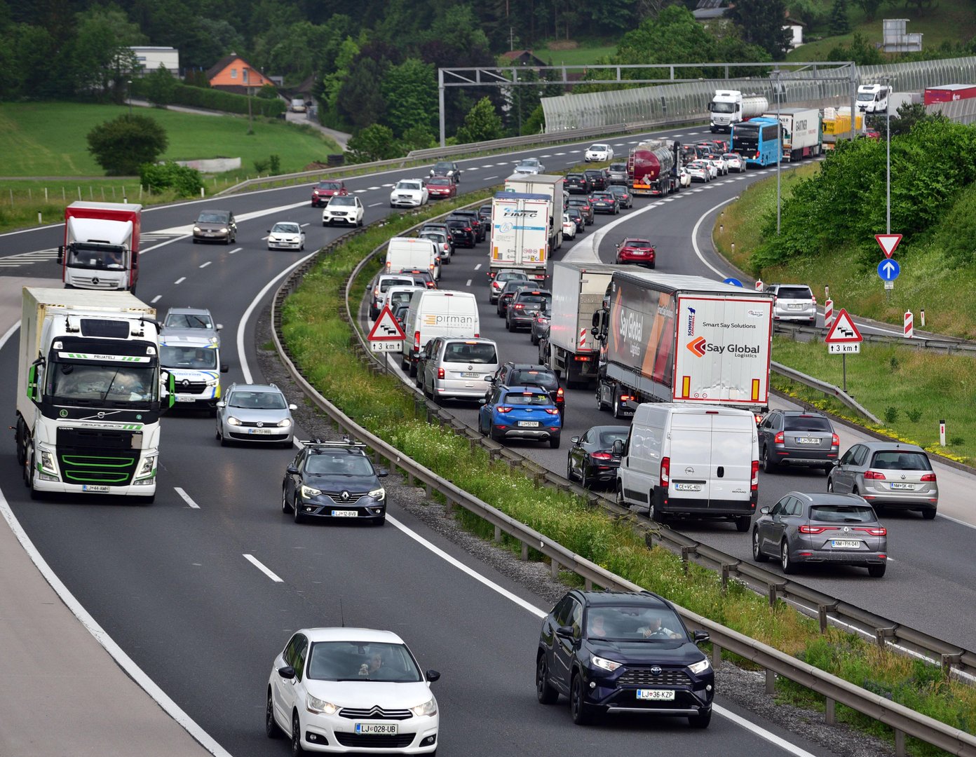 Vozniki, pozor: na številnih cestah nastajajo zastoji (poglejte, kje je najhuje) - Metropolitan.si
