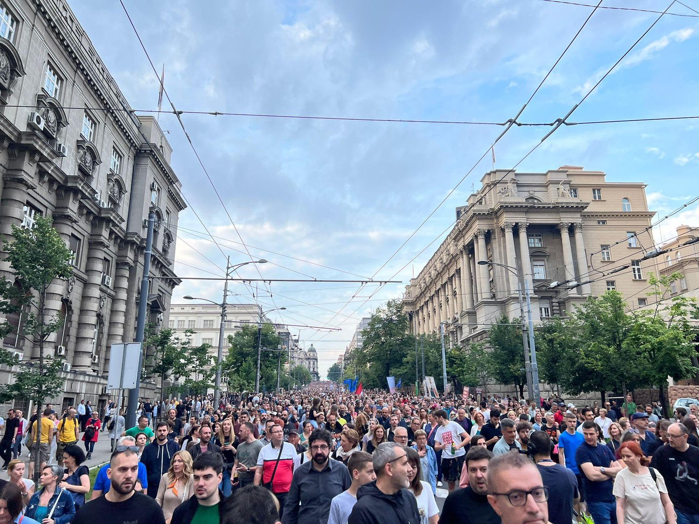 Ulice Beograda znova preplavilo več deset tisoč ljudi: zavzemajo se za ...