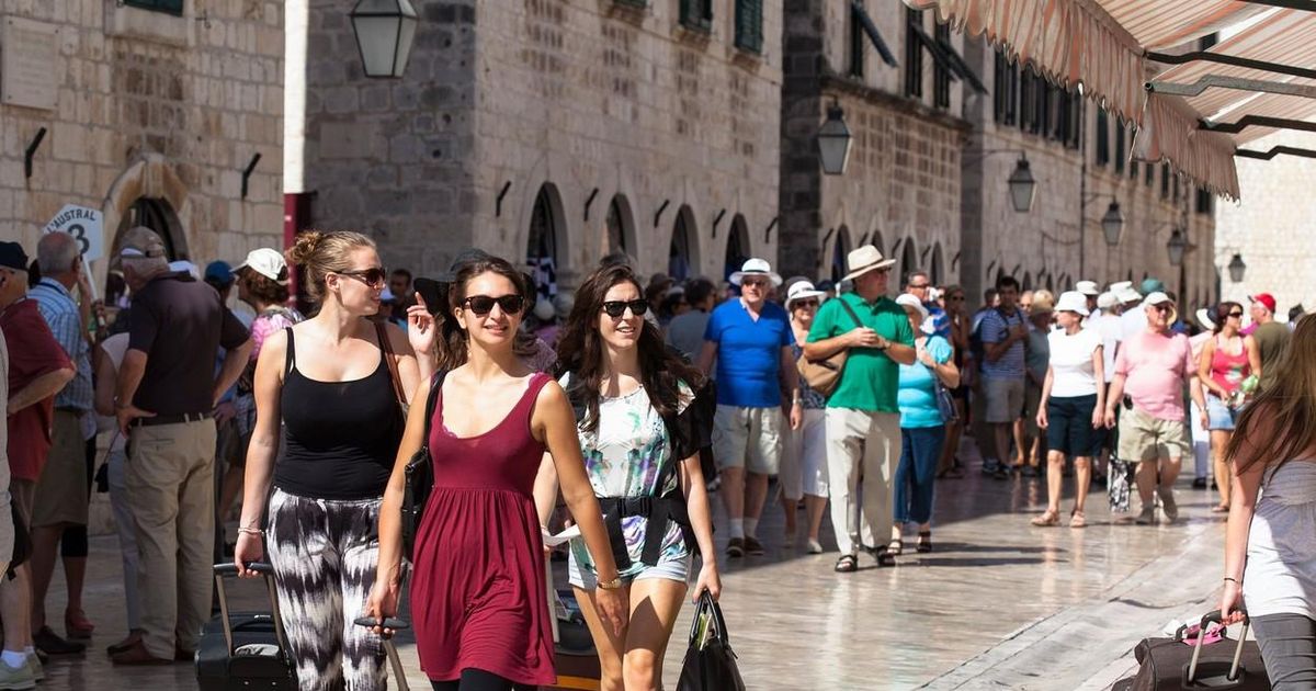 Imate kovček s koleščki? V tem turističnem raju na Hrvaškem lahko dobite kazen, če ...