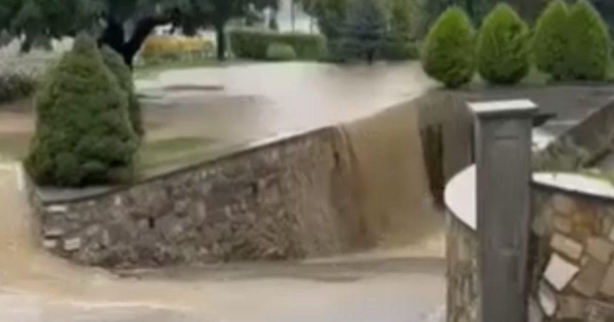 Grozljivi prizori iz Slovenskih Konjic: voda vsepovsod, drla je po ...