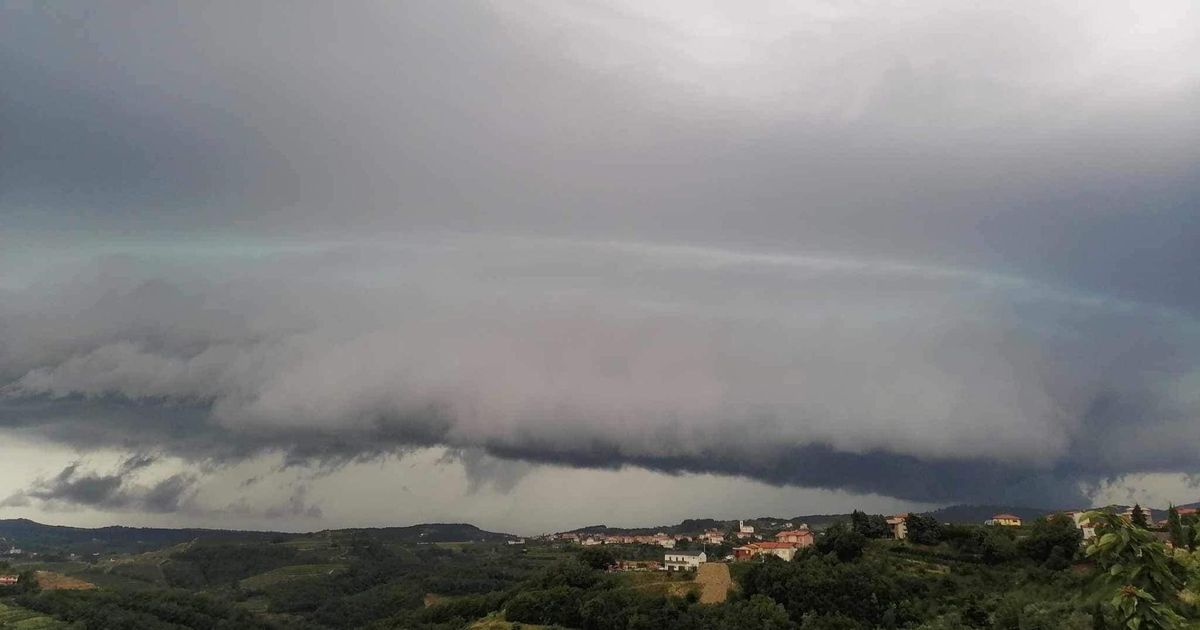 FOTO: Poglejte, kakšen neverjeten oblak je pravkar nad Goriškimi brdi ...