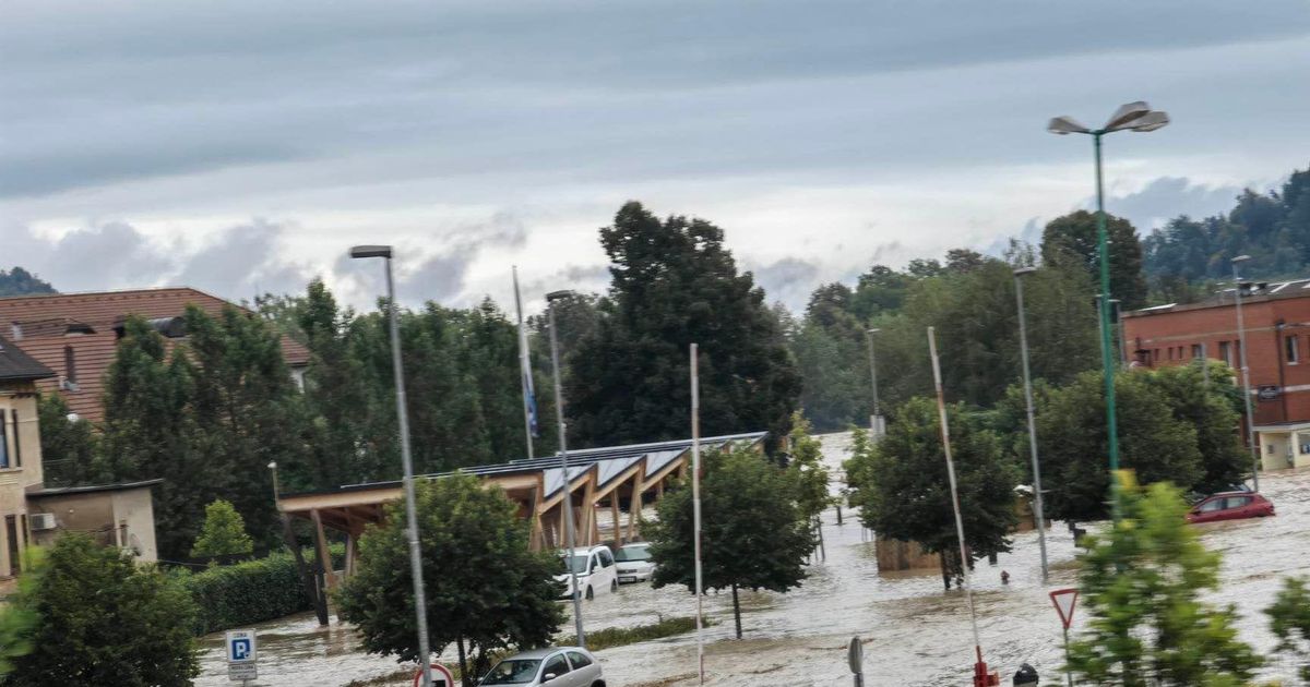 Obsedeno stanje tudi v Medvodah: voda je vsepovsod, zaliva domove ...