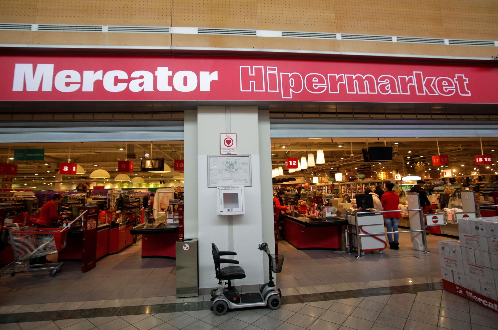 Mercator mrzlično zapira poslovalnice: zaposleni tavajo v temi ...