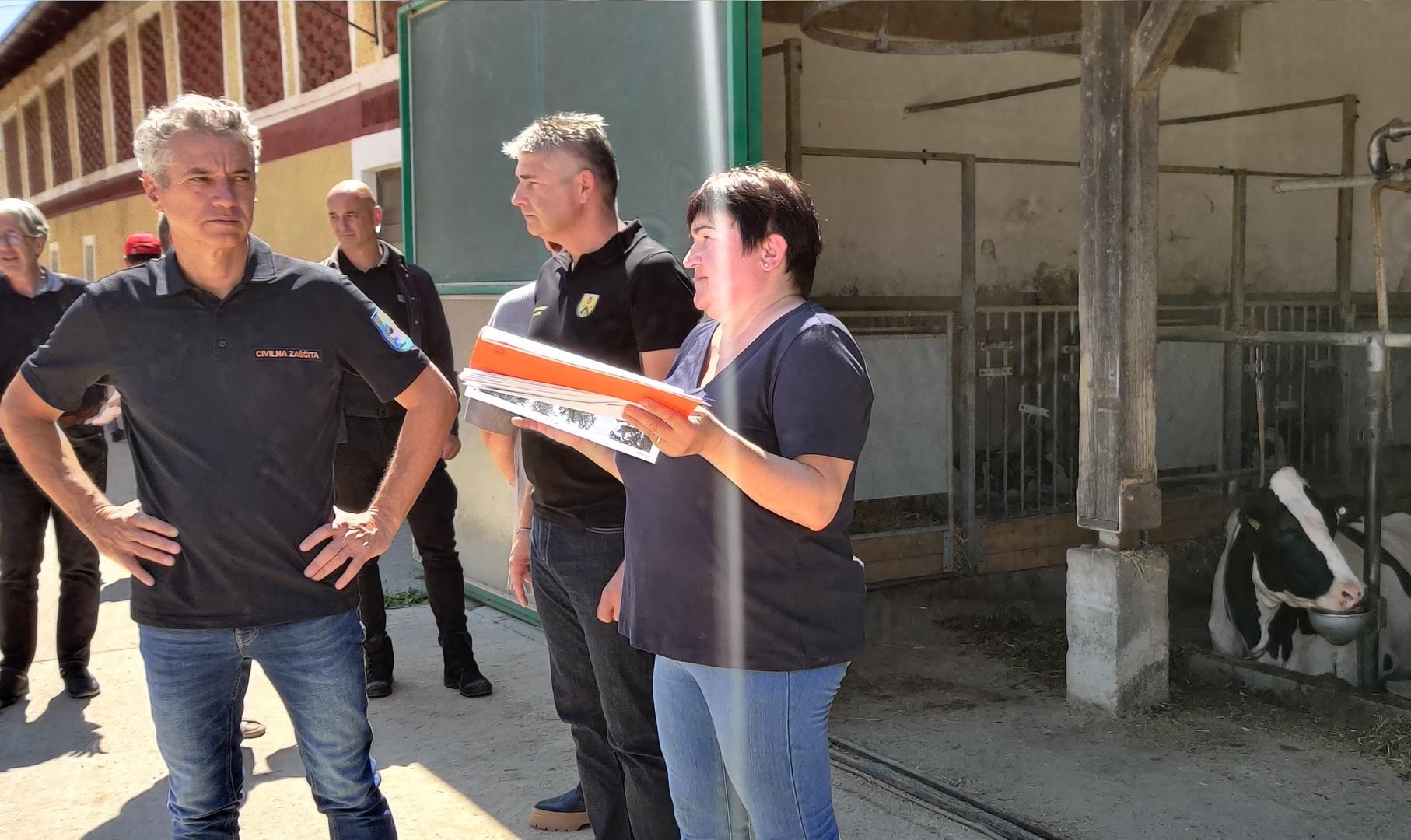 Med obiskom v Komendi premier Robert Golob slišal tudi zgodbo o teličku ...