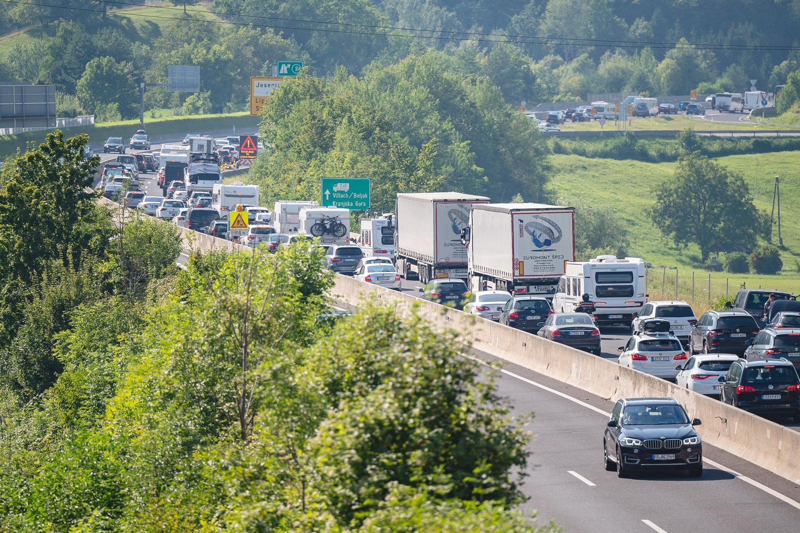 Nevzdržno stanje na cestah: promet ovira več nesreč - Promet - Metropolitan.si