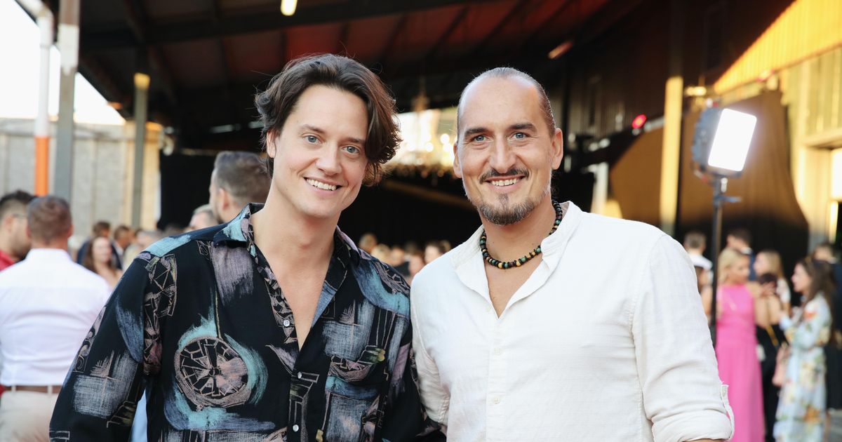 Domen Valič zablestel na odru, Vid Valič na bratovi premieri prvič ...