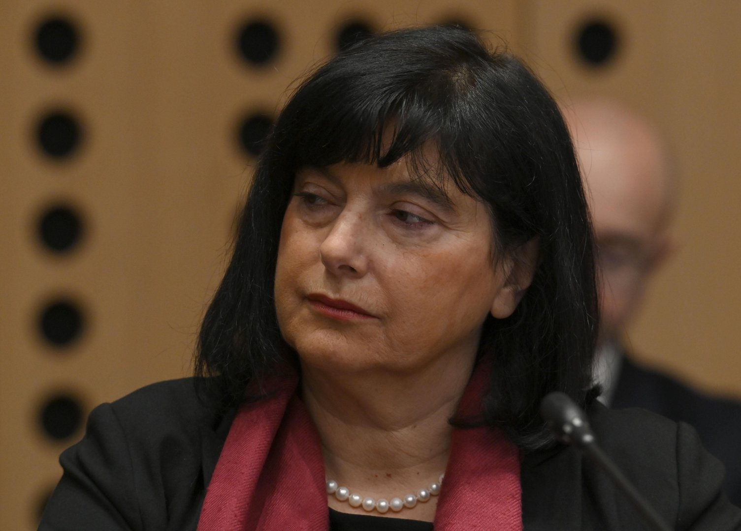 Mobing in šikaniranje na slovenskem veleposlaništvu? Zaposlenim ...