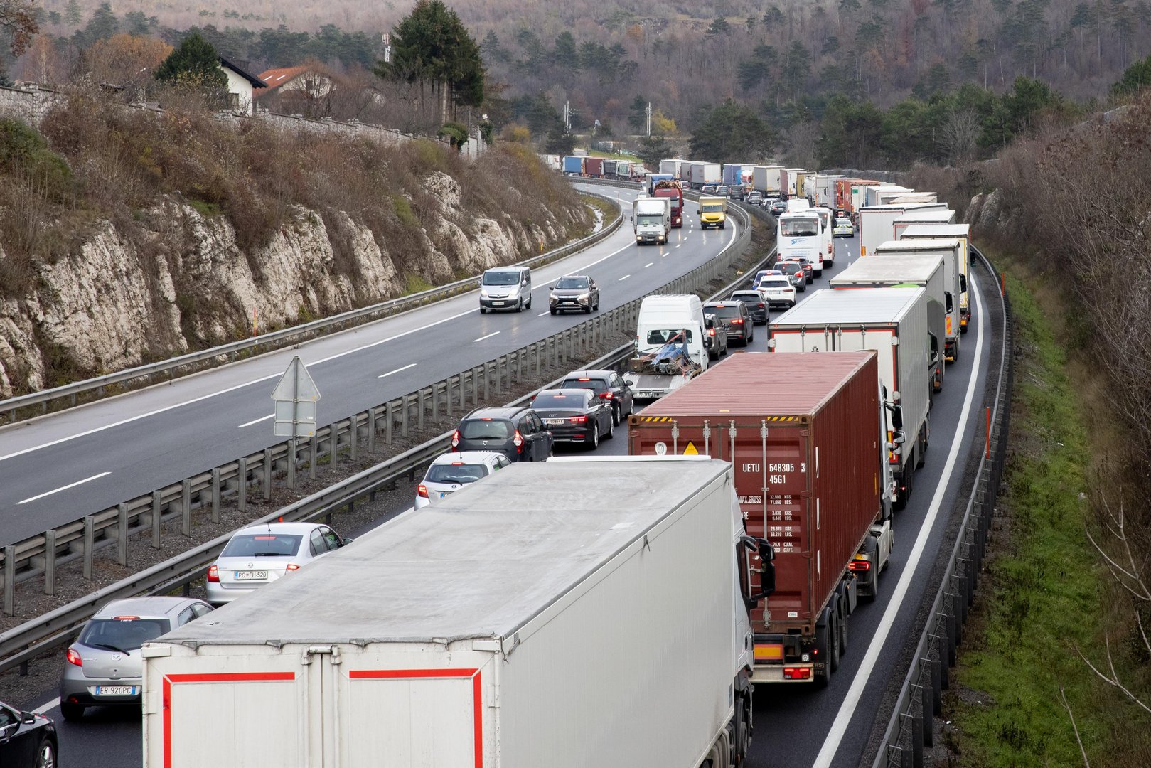 Dež in celo sneg: Kakšne so razmere na slovenskih cestah in na katerih odsekih nastajajo zastoji ...