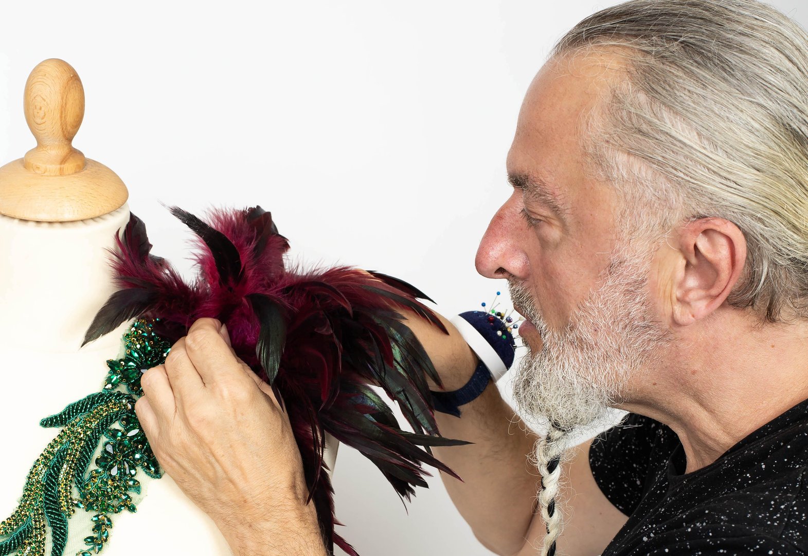 Ekstravagantni modni oblikovalec združil moči z najboljšimi krojači v ...