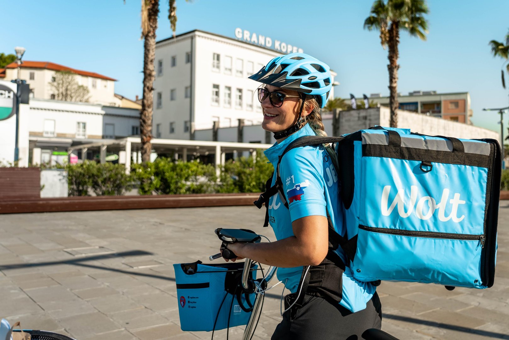 Wolt praznuje, modra herojka Jelena pa bo ob tej priložnosti podrla rekord – dostavljala bo v 22 ...