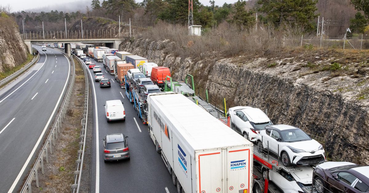 Vozim se domov za božič, dokler ne pridem v ... Slovenijo! Na "primorki" spet zastoji, poglejte ...