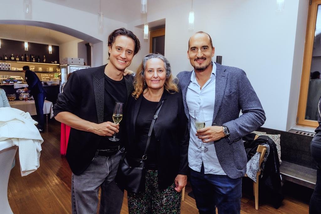 Domen Valič zablestel na odru, Vid Valič na bratovi premieri prvič ...