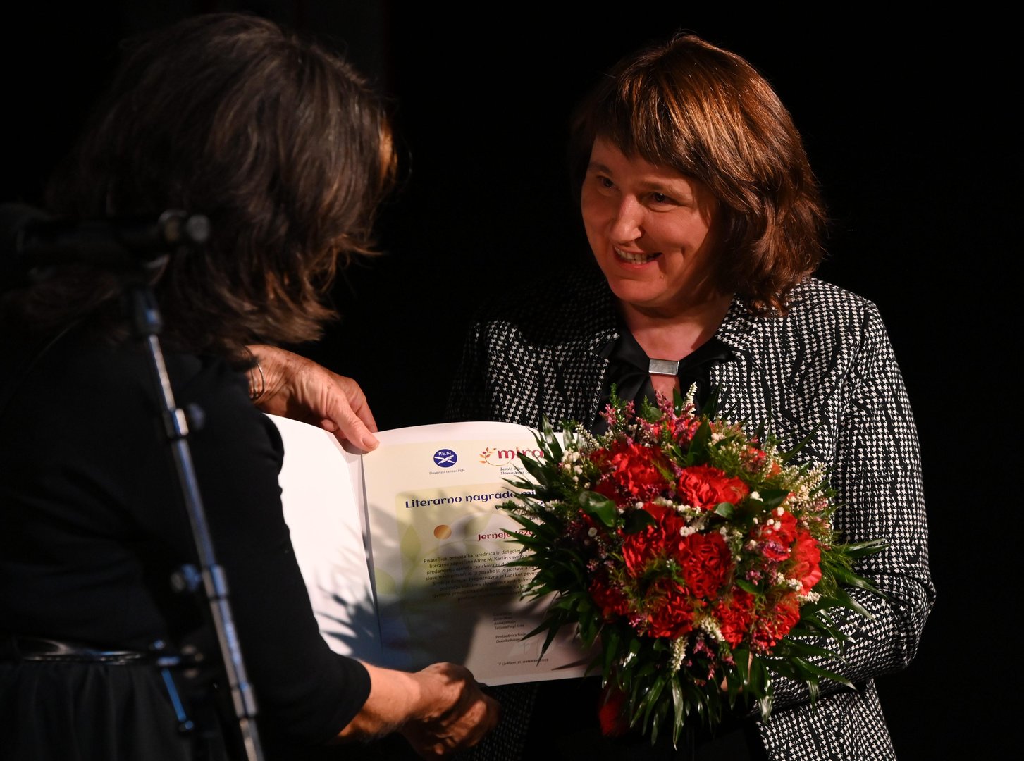 Letošnja literarna nagrada mira v roke Jerneji Jezernik - Metropolitan.si