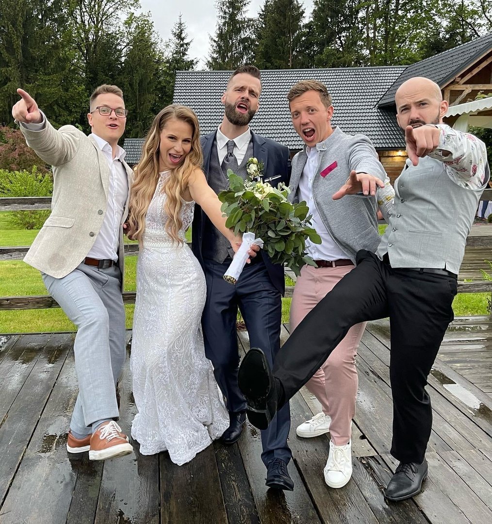 Dvojna poroka v priljubljeni glasbeni zasedbi (FOTO) - Metropolitan.si