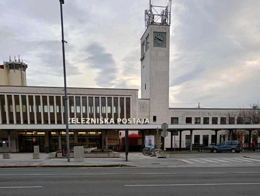Z železniške postaje v Mariboru umaknili znamenito lokomotivo (vemo ...