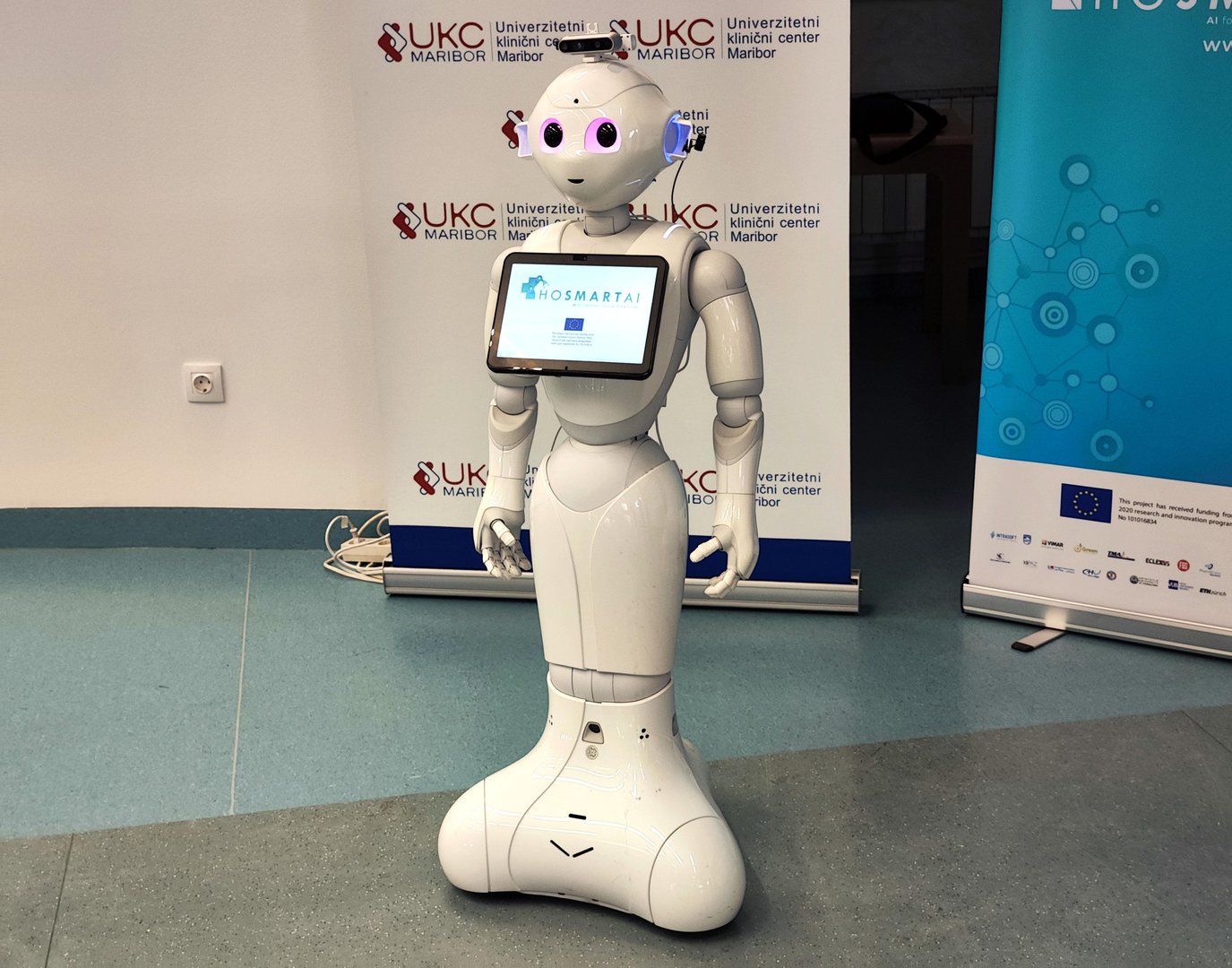 V mariborski bolnišnici nekatera dela namesto medicinskega osebja opravlja robot: pacienti ...