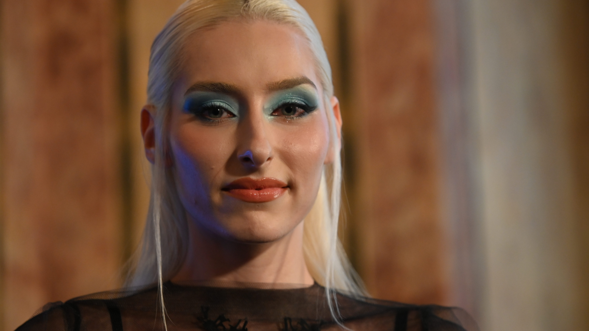 Raiven se je sprehodila po znameniti turkizni preprogi, poglejte, kako ...