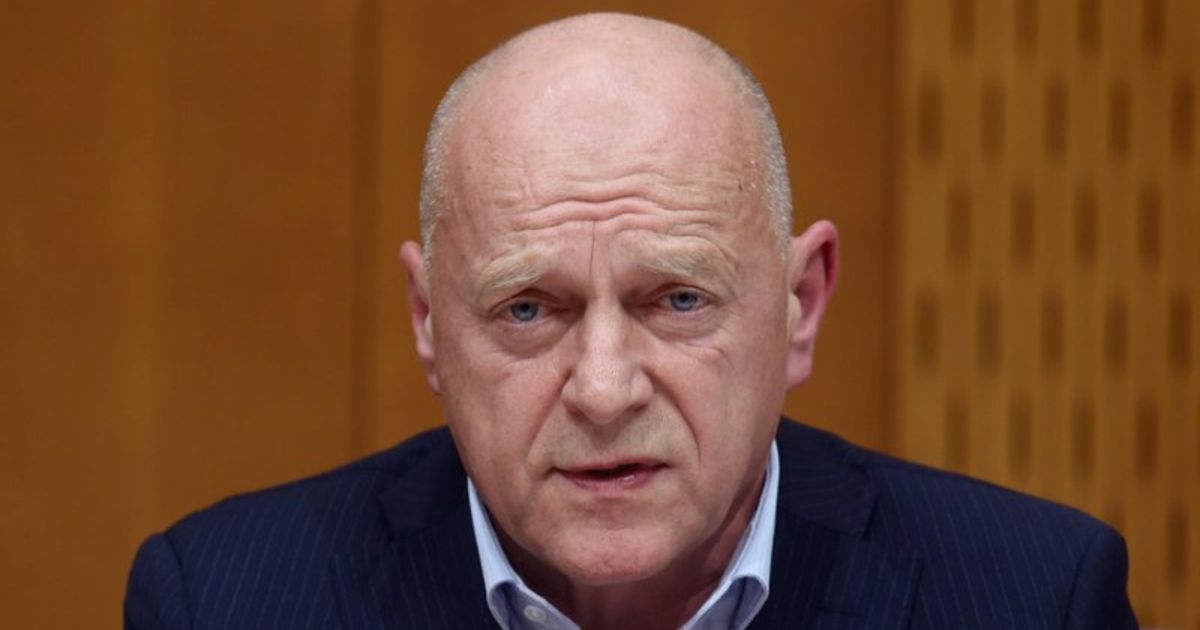 Nekdanji delodajalec od novega ministra za javno upravo terjal 400.000 ...