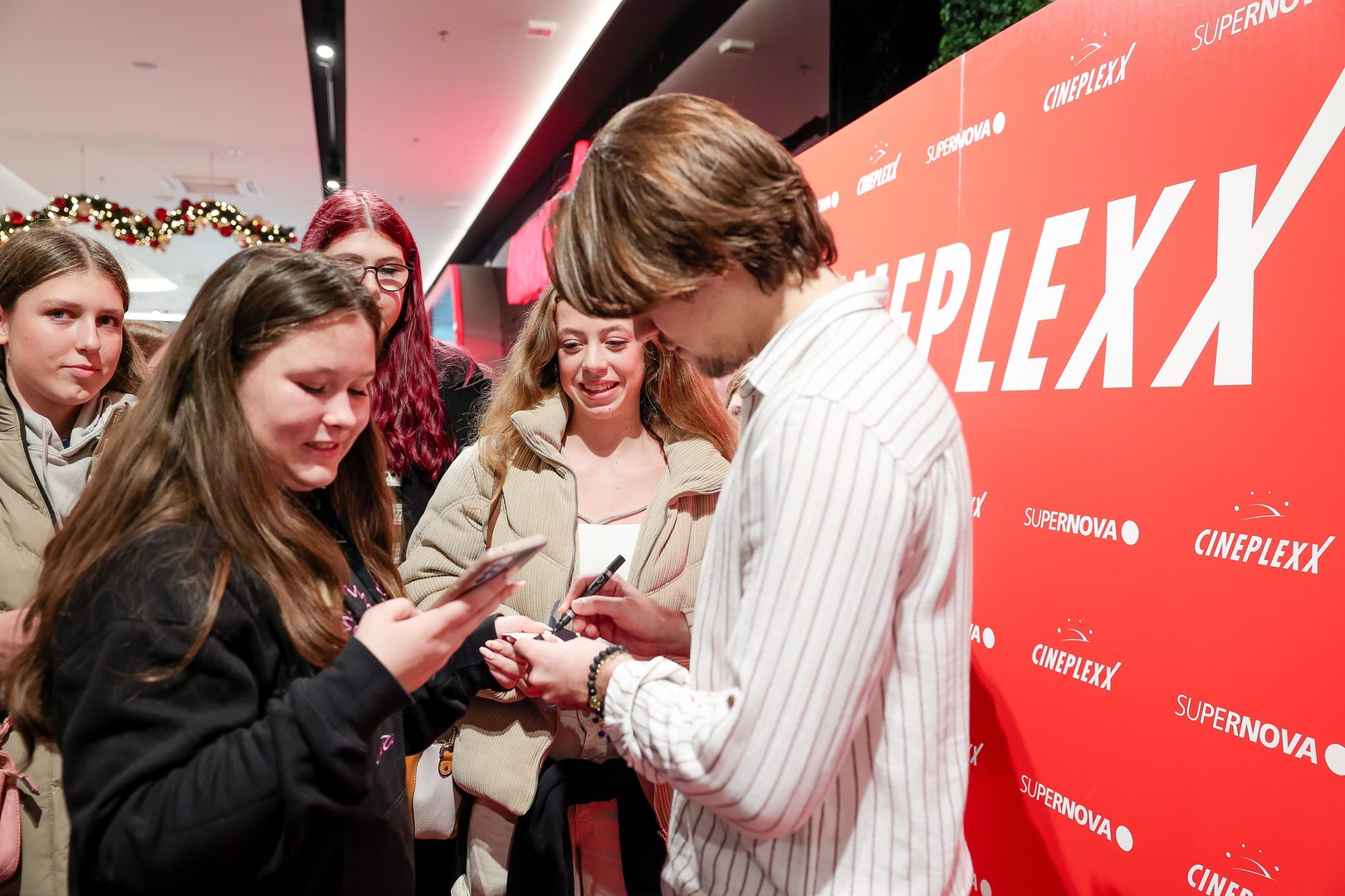 FOTO: Bojan Cvjetićanin blesti na velikem platnu (družbo mu dela prav posebna oseba ...