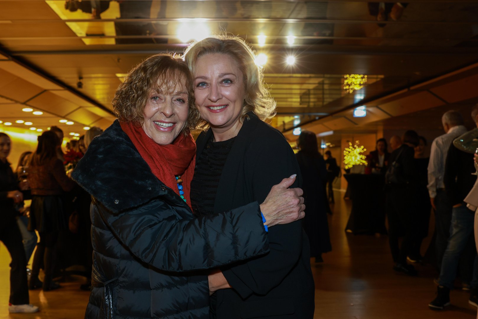 FOTO: Milena Zupančič na slavnostno premiero prišla s svojo hčerko ...