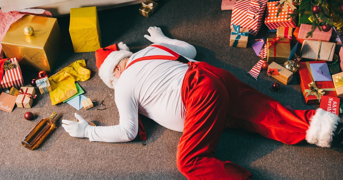 Pijani Božiček med dostavo božičnih daril trčil v hišo in avtomobil ...